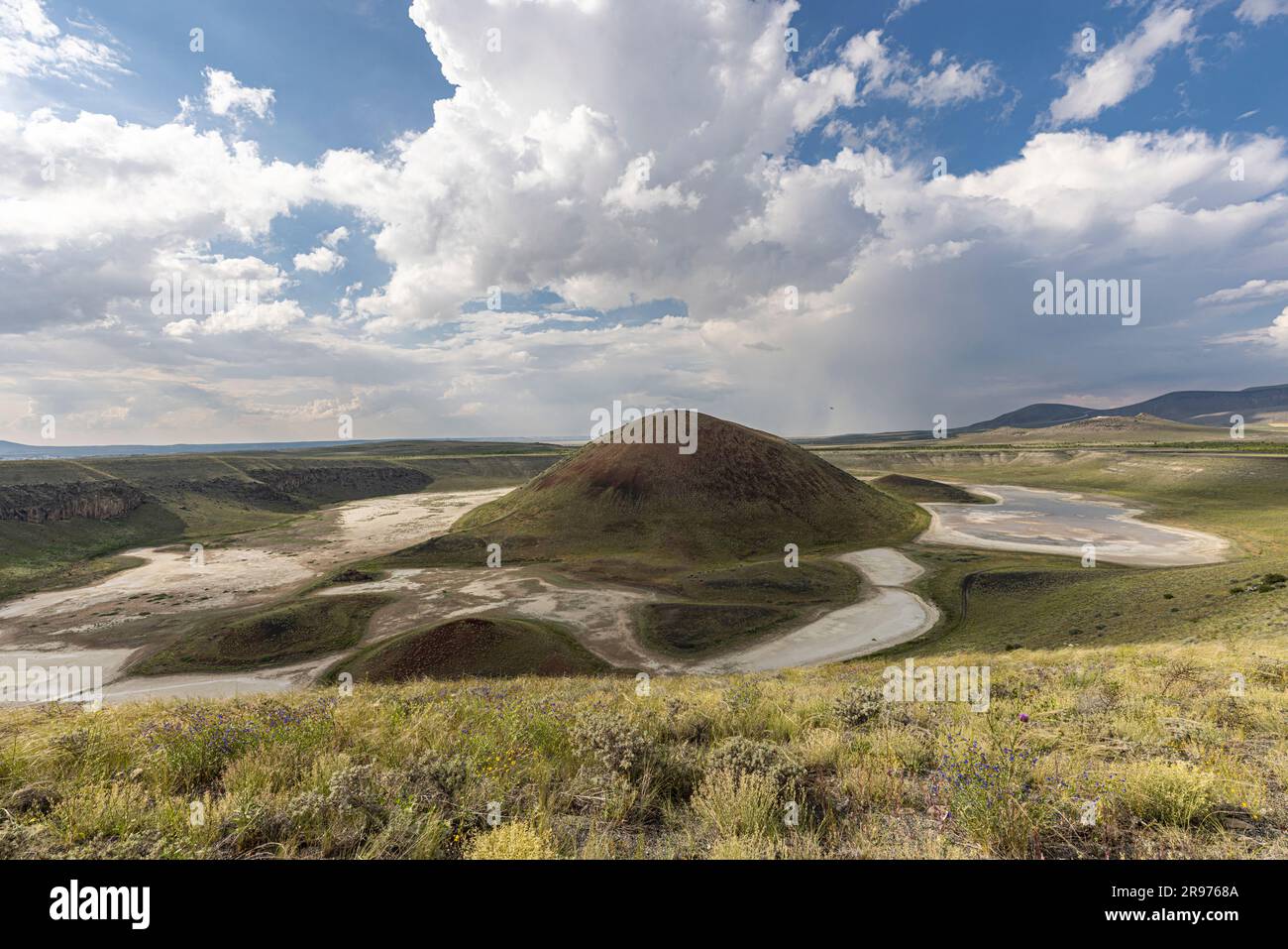 Meke Crater Lake. Lake Meke ist ein Kratersee bestehend aus zwei ...