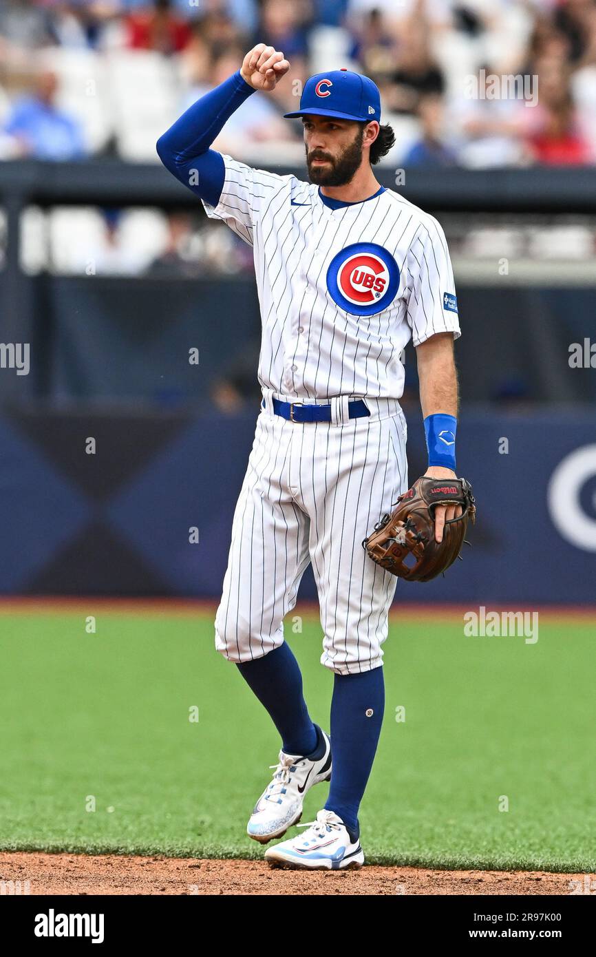Dansby Swanson #7 der Chicago Cubs gibt seinen Teamkollegen Anweisungen ...