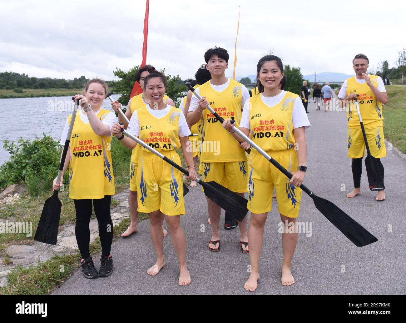 Wien. 25. Juni 2023. Mitglieder des Teams CRRC Dragon Express posieren ...