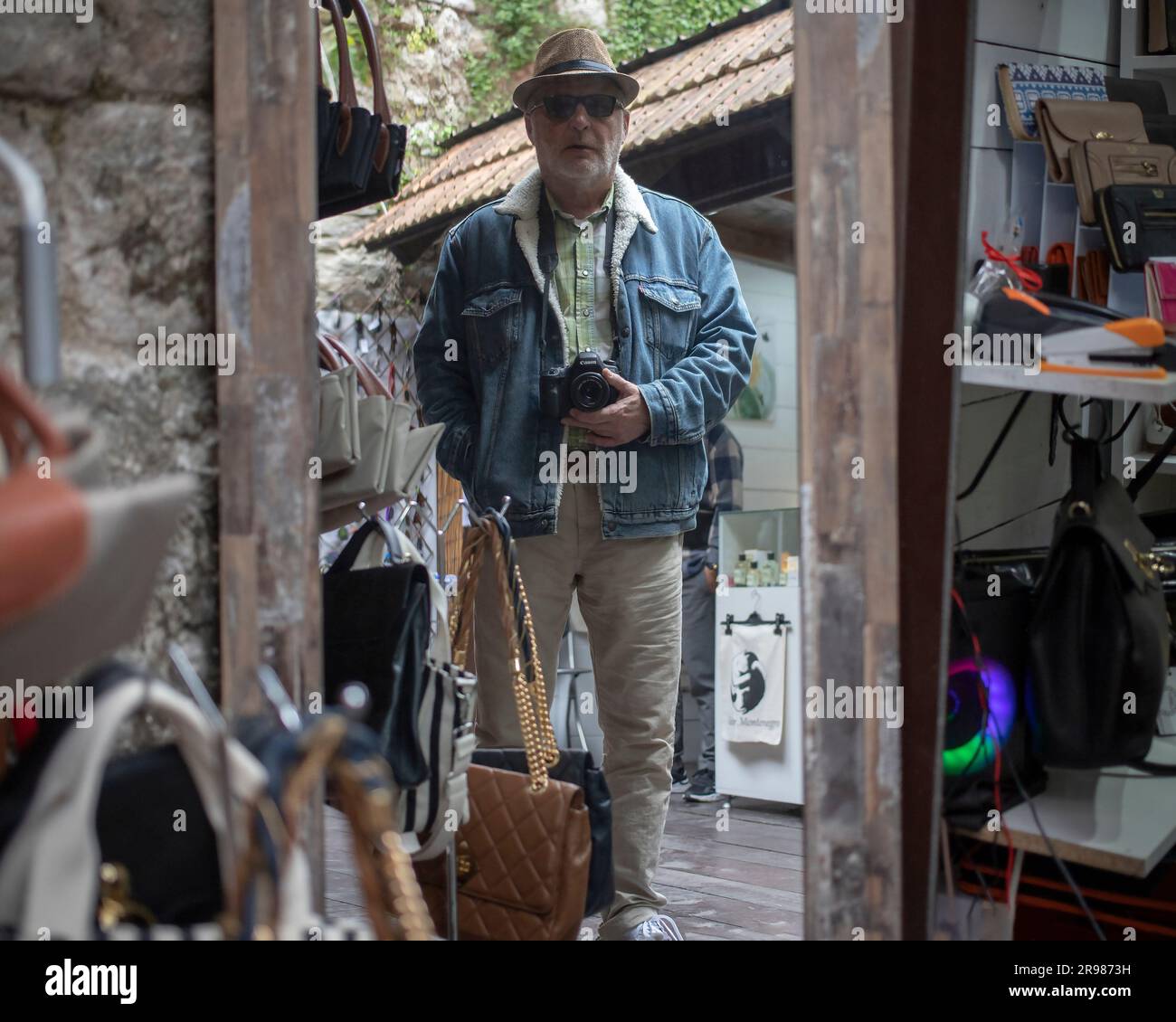 Der fotograf mit hut -Fotos und -Bildmaterial in hoher Auflösung – Alamy