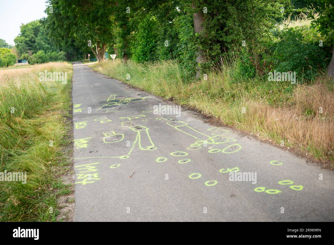 Toppenstedt, Deutschland. 25. Juni 2023. Polizeimarkierungen auf der ...