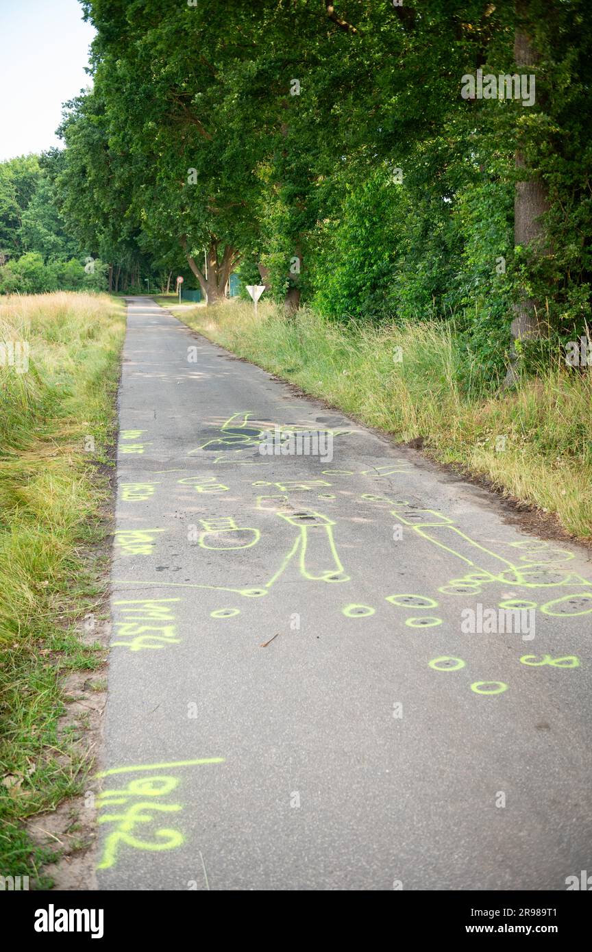Toppenstedt, Deutschland. 25. Juni 2023. Polizeimarkierungen auf der ...