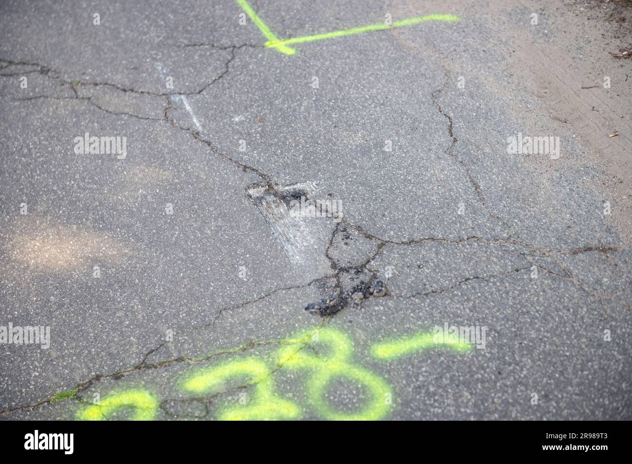 Toppenstedt, Deutschland. 25. Juni 2023. Polizeimarkierungen und ...