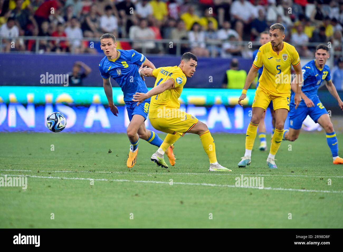 BUKAREST, RUMÄNIEN - 24. JUNI 2023 - die Spieler der Ukraine (blaues ...