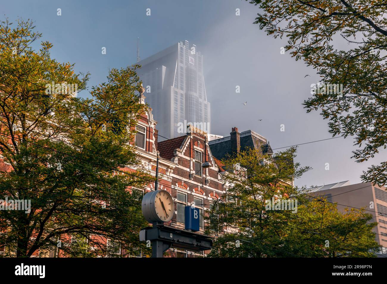Rotterdam, Niederlande - 8. Oktober 2021: Blick auf die Straße und ...