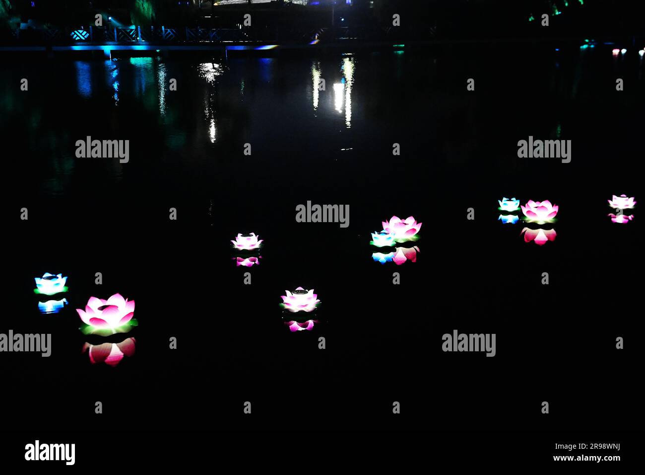 QINGDAO, CHINA - 24. JUNI 2023 - Flusslaternen treiben auf dem Wasser ...