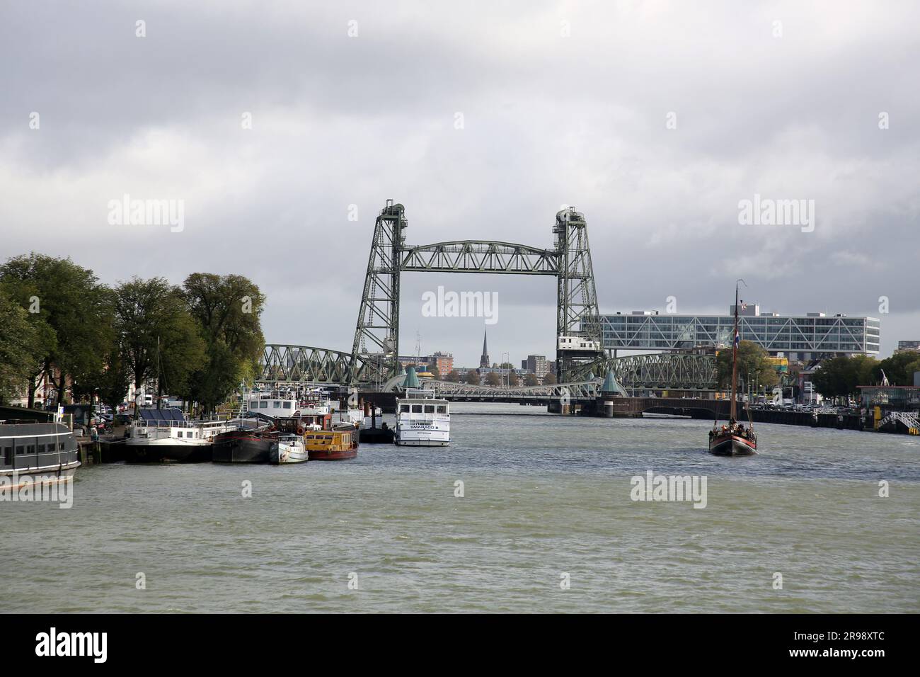 Rotterdam, NL- Okt 6, 2021: De Hef, offiziell Koningshaven Bridge, ist ...