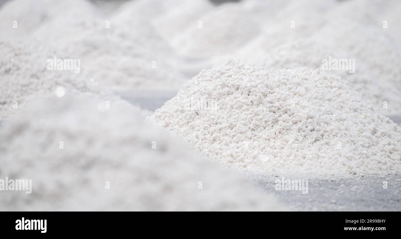 Meersalzfarm. Ein Haufen Salzlake. Rohstoff der Salzindustrie ...
