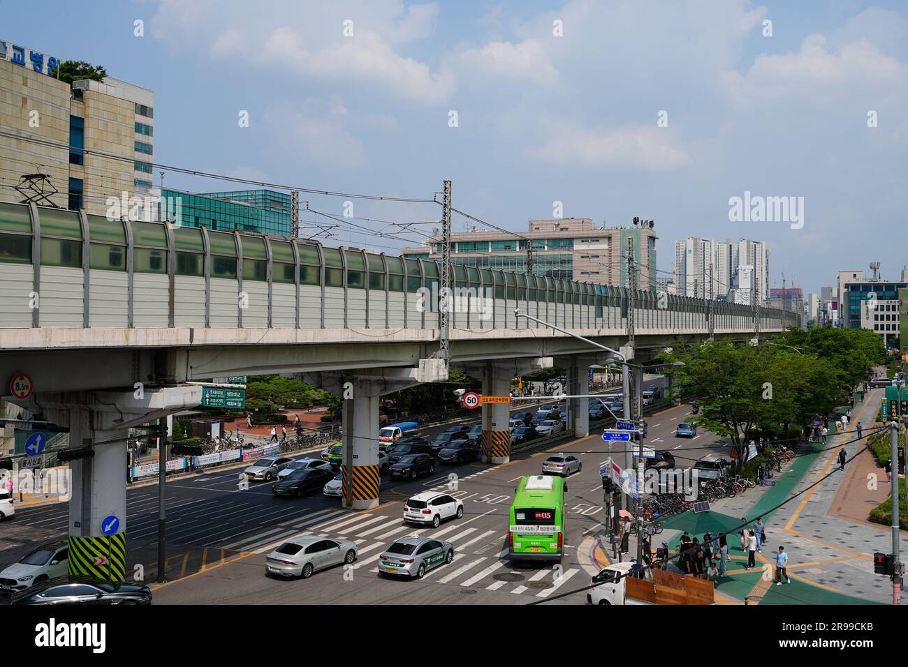 Da es sich um eine U-Bahn-Linie handelt, die über die Straße führt ...