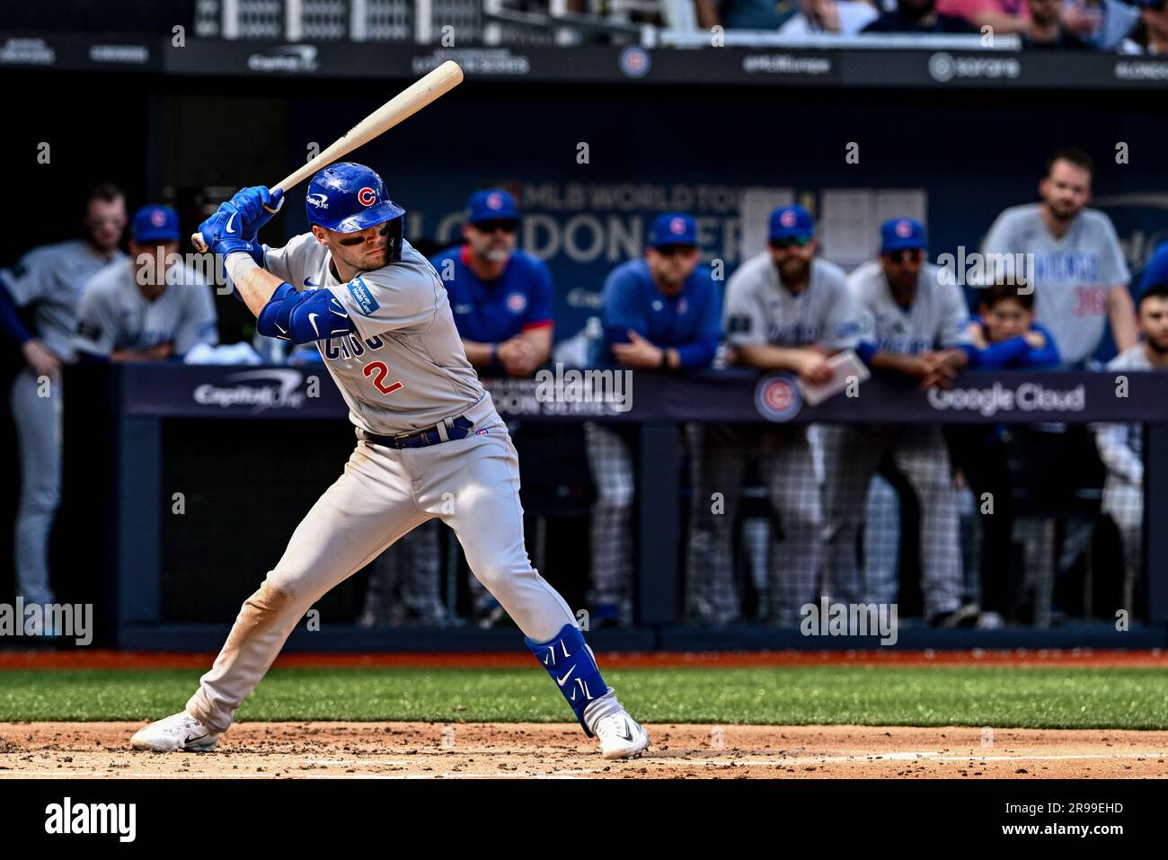 Nico Hoerner #2 der Chicago Cubs nimmt beim Spiel 2023 der MLB London ...