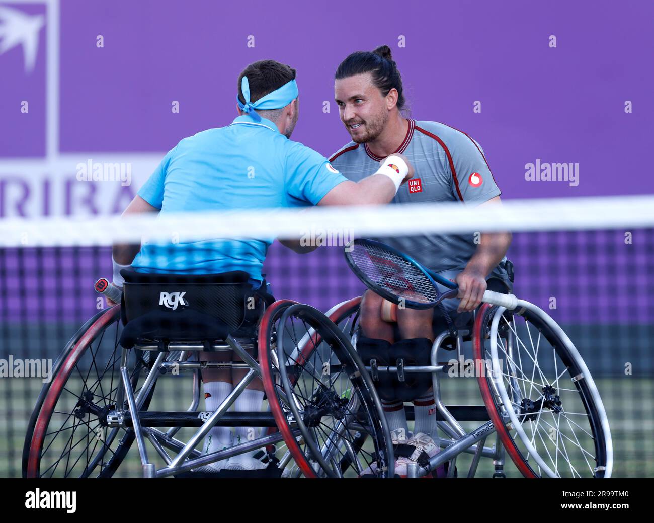 Alfie Hewett und Gordon Reid feiern den Sieg gegen Joachim Gerard und ...
