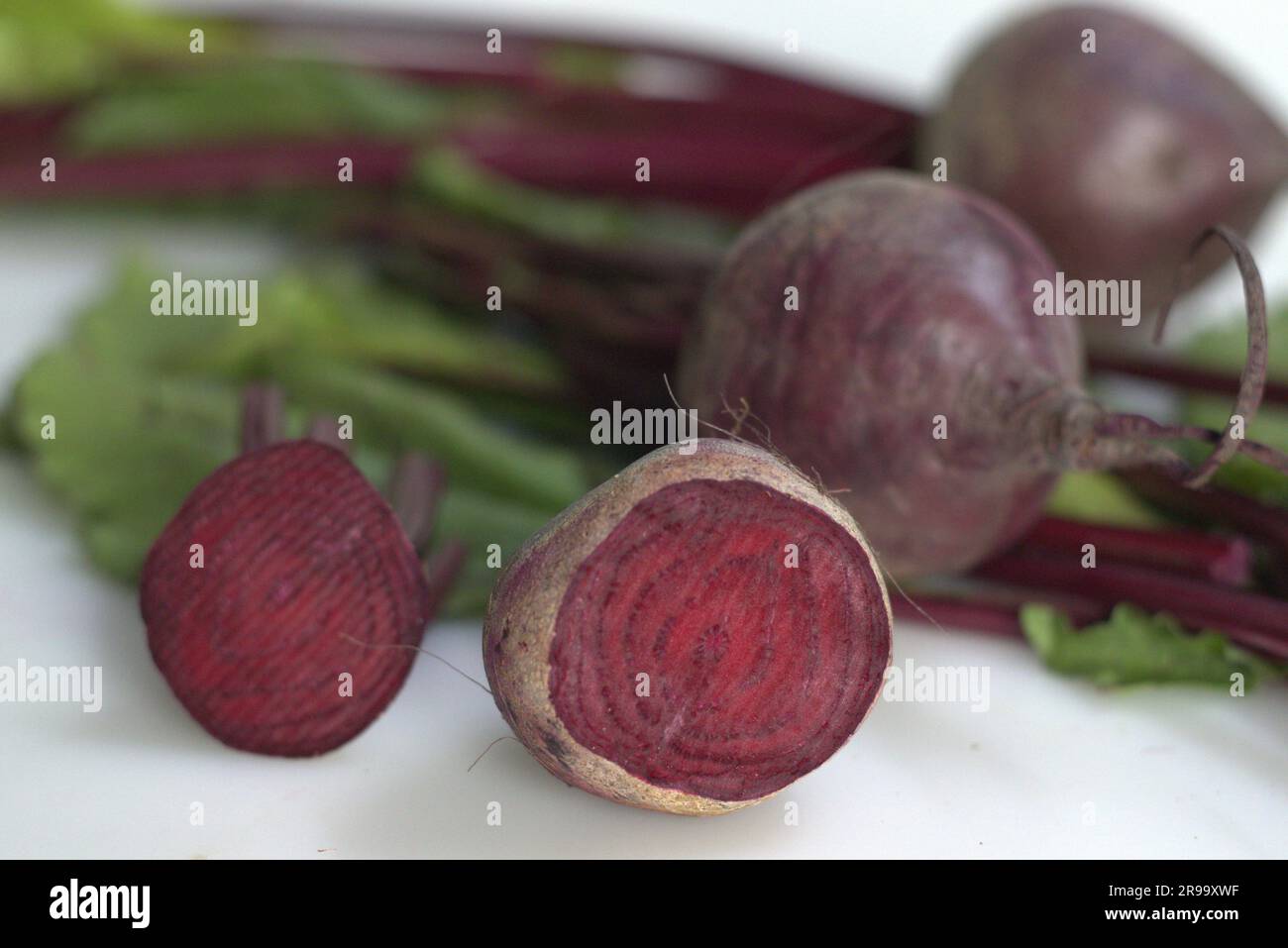 Rote Bete oder Chukandar mit den Blättern. Es ist ein Wurzelgemüse mit ...