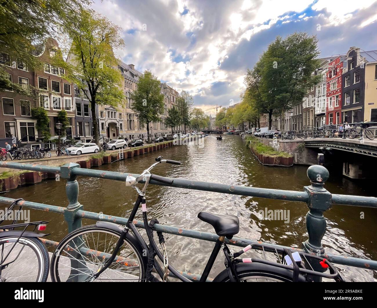 Amsterdam, NL - 10. Oktober 2021: Kanäle und typisch holländische ...