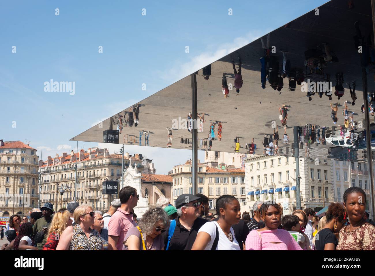 Norman Foster's Art Installation im Vieux Port in Marseille ...
