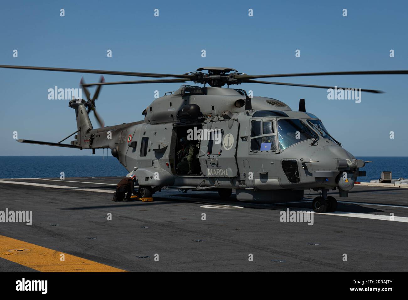 Ein NH90 NATO Frigate Helicopter landet auf dem Flugdeck des weltweit größten Flugzeugträgers ...