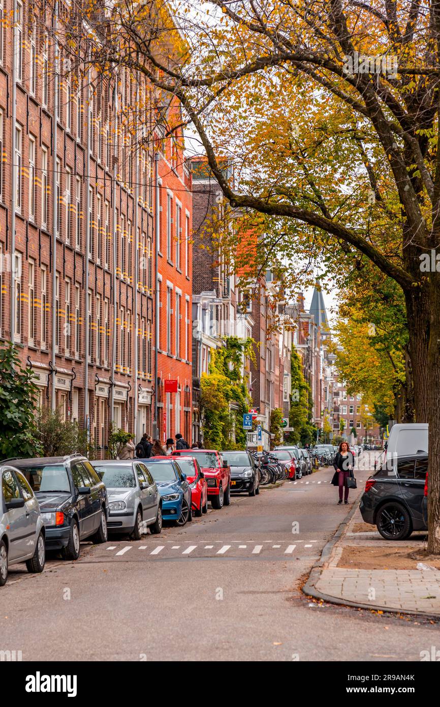 Amsterdam, Niederlande - 17. Oktober 2021: Straßenblick und allgemeine Architektur in Amsterdam ...