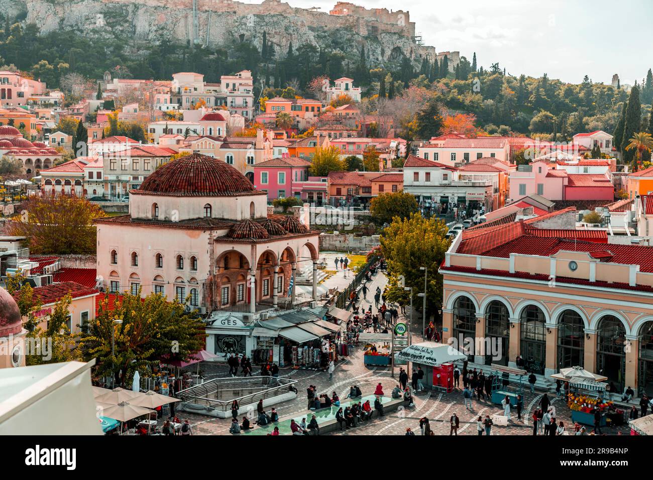 Athen, Griechenland - 25. November 2021: Monastiraki ist ein Flohmarkt ...