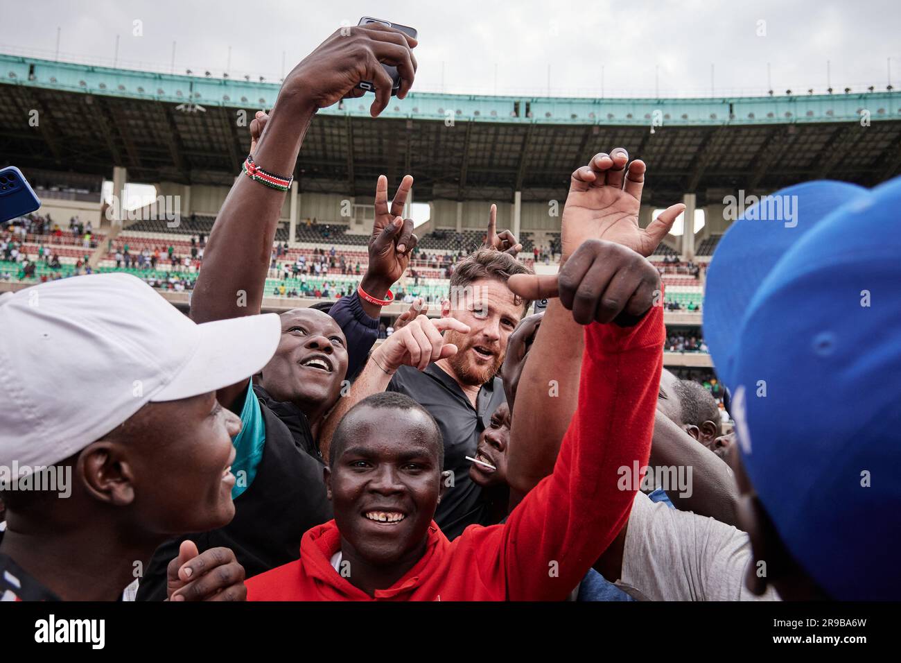 Nairobi, Kenia. 25. Juni 2023. Gor Mahia Fans heben und tragen ...