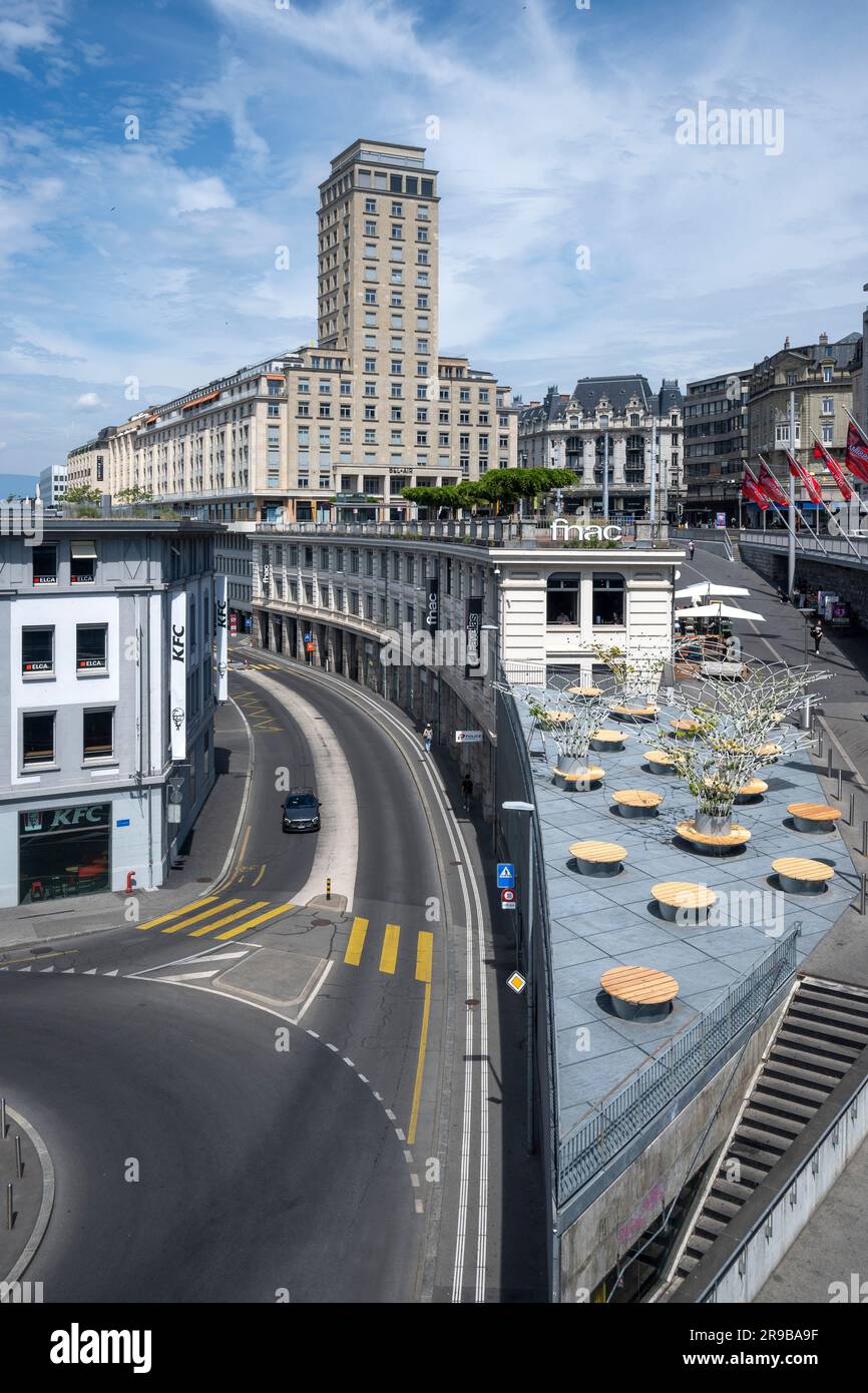 LAUSANNE, SCHWEIZ - 18. JUNI 2023: Typisches Gebäude und Straße in der ...