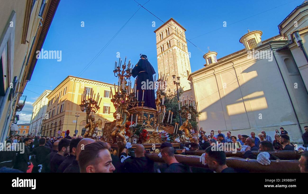 Statue des heiligen antonius -Fotos und -Bildmaterial in hoher ...