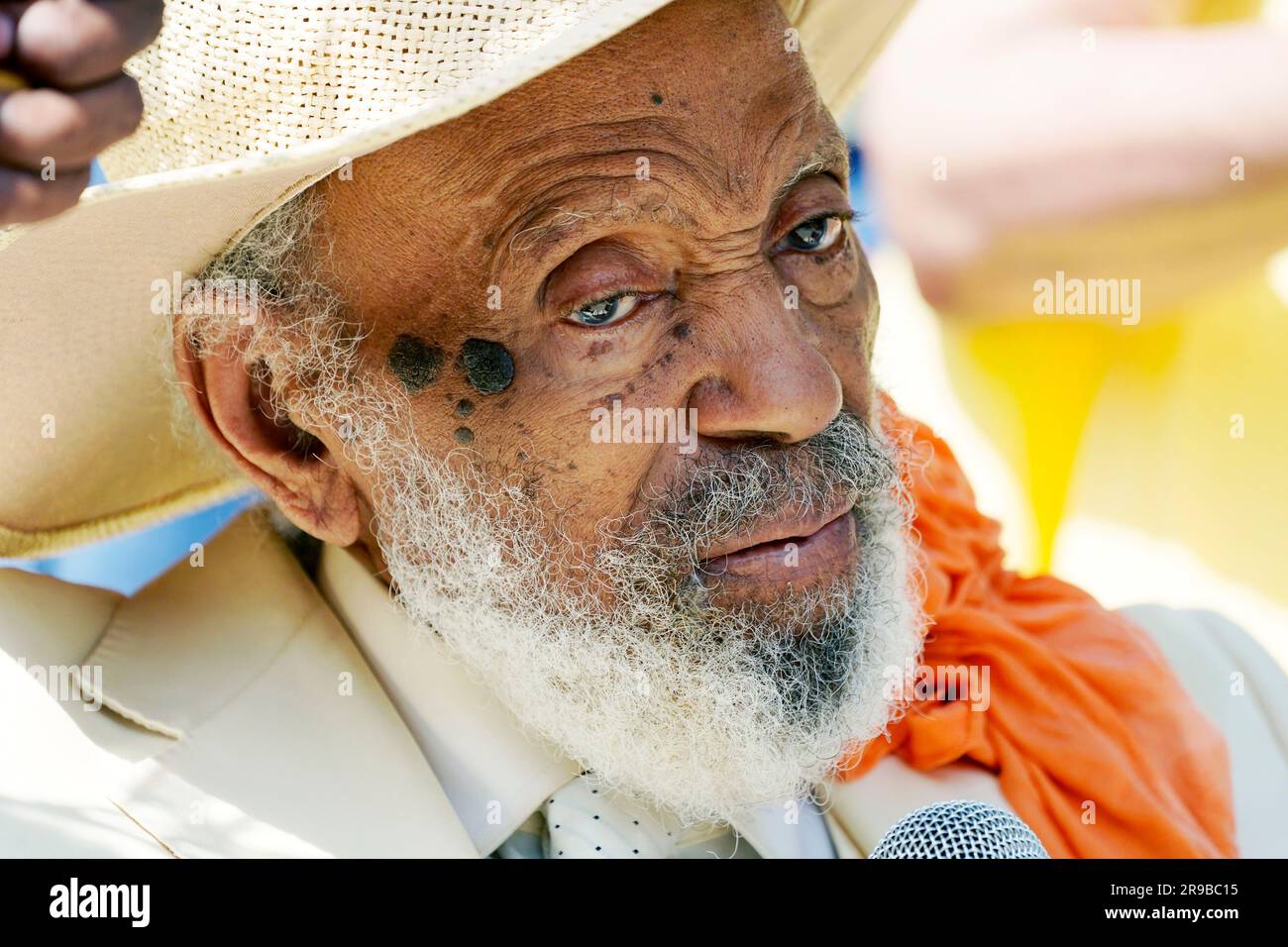 Political activist and writer James Meredith speaks to a small assembly ...