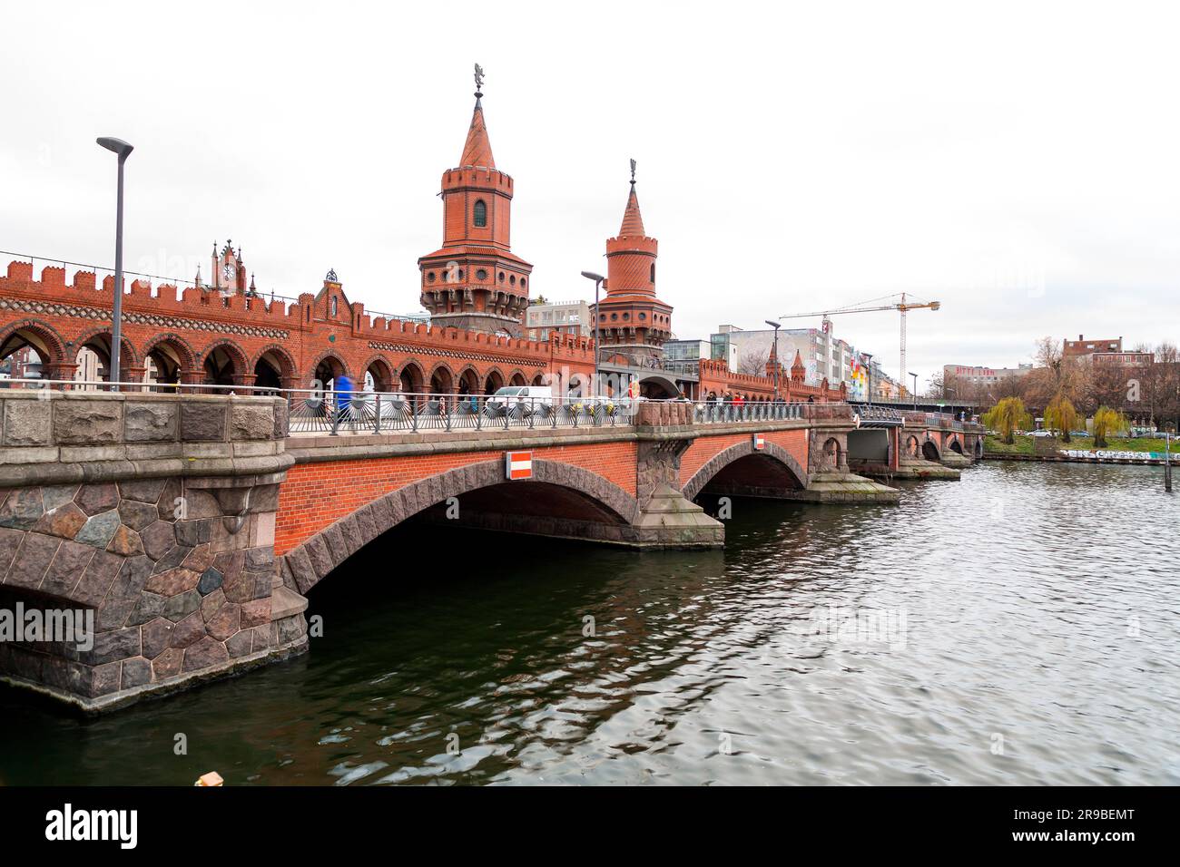 Berlin, Deutschland - 17. DEZ. 2021: Die Oberbaumbrücke ist eine ...