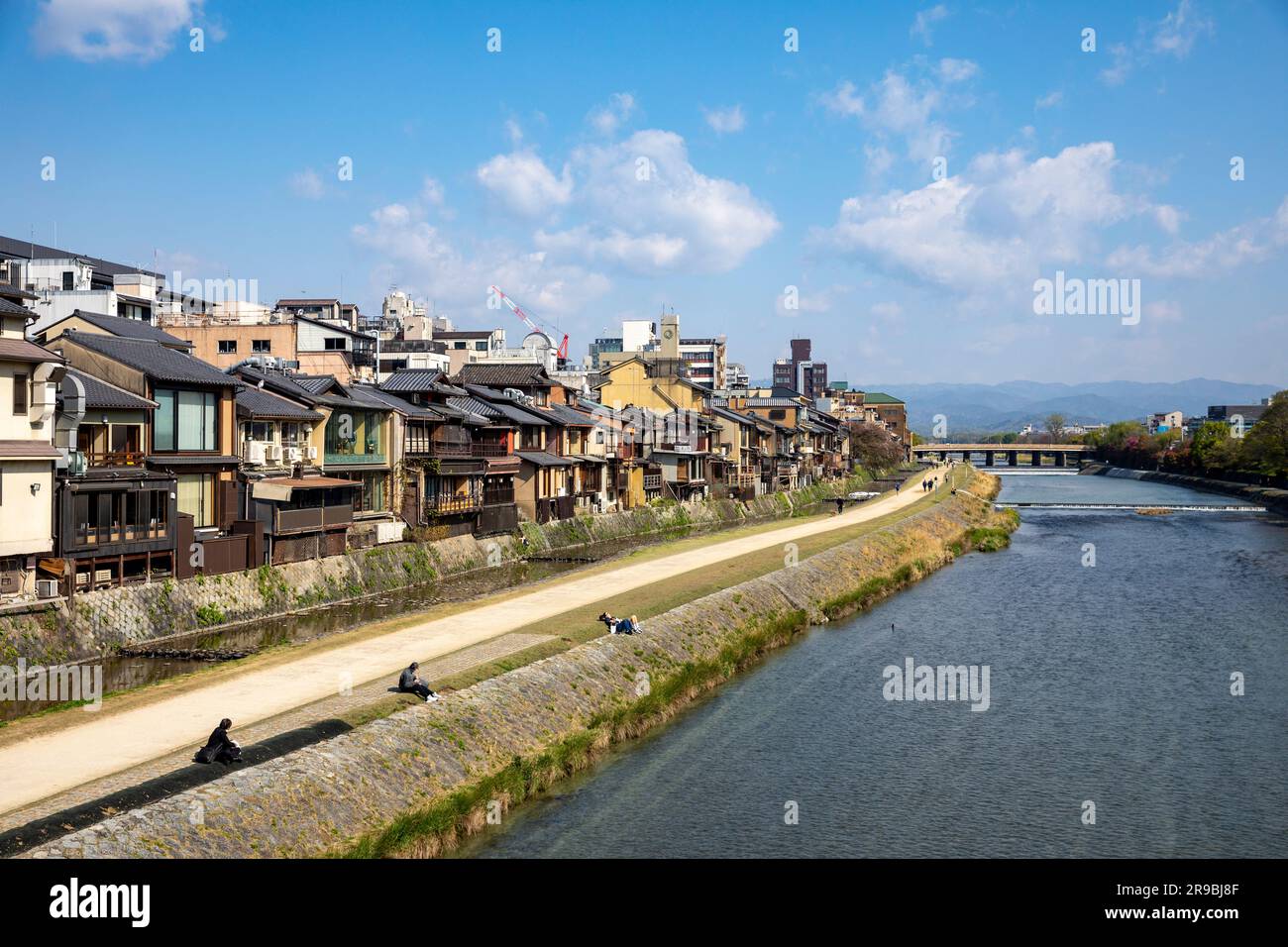 Kamo River in Kyoto, Frühlingstag 2023, blauer Himmel über dem Fluss ...