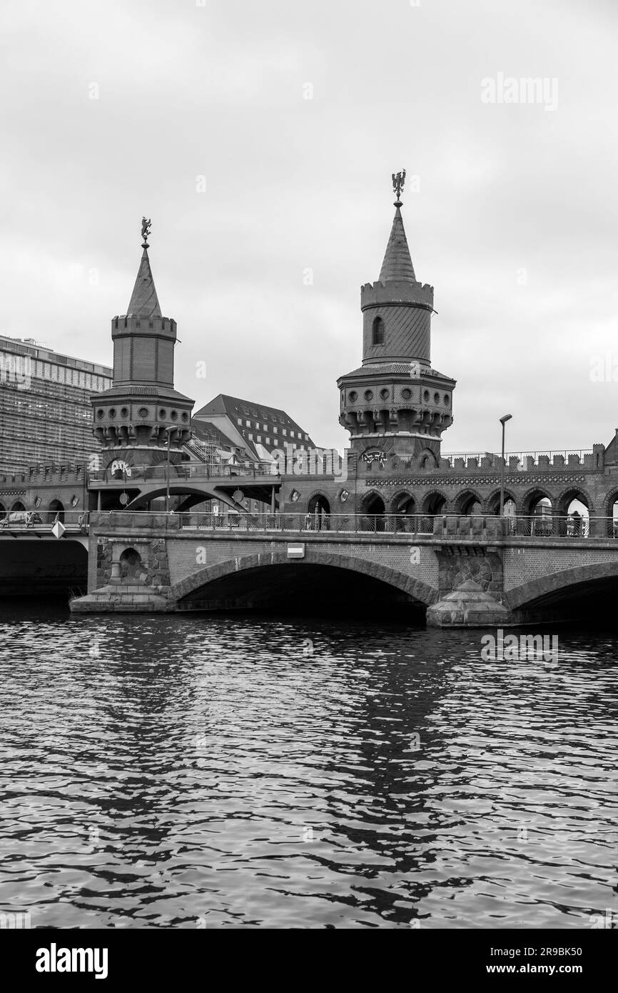 Berlin, Deutschland - 17. DEZ. 2021: Die Oberbaumbrücke ist eine ...