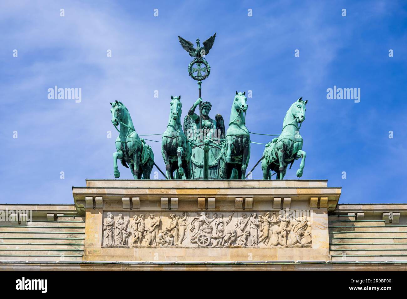 Berlin - 31. Mai 2023: Die Bronzeskulptur Quadriga auf dem Brandenburger Tor in Berlin ...