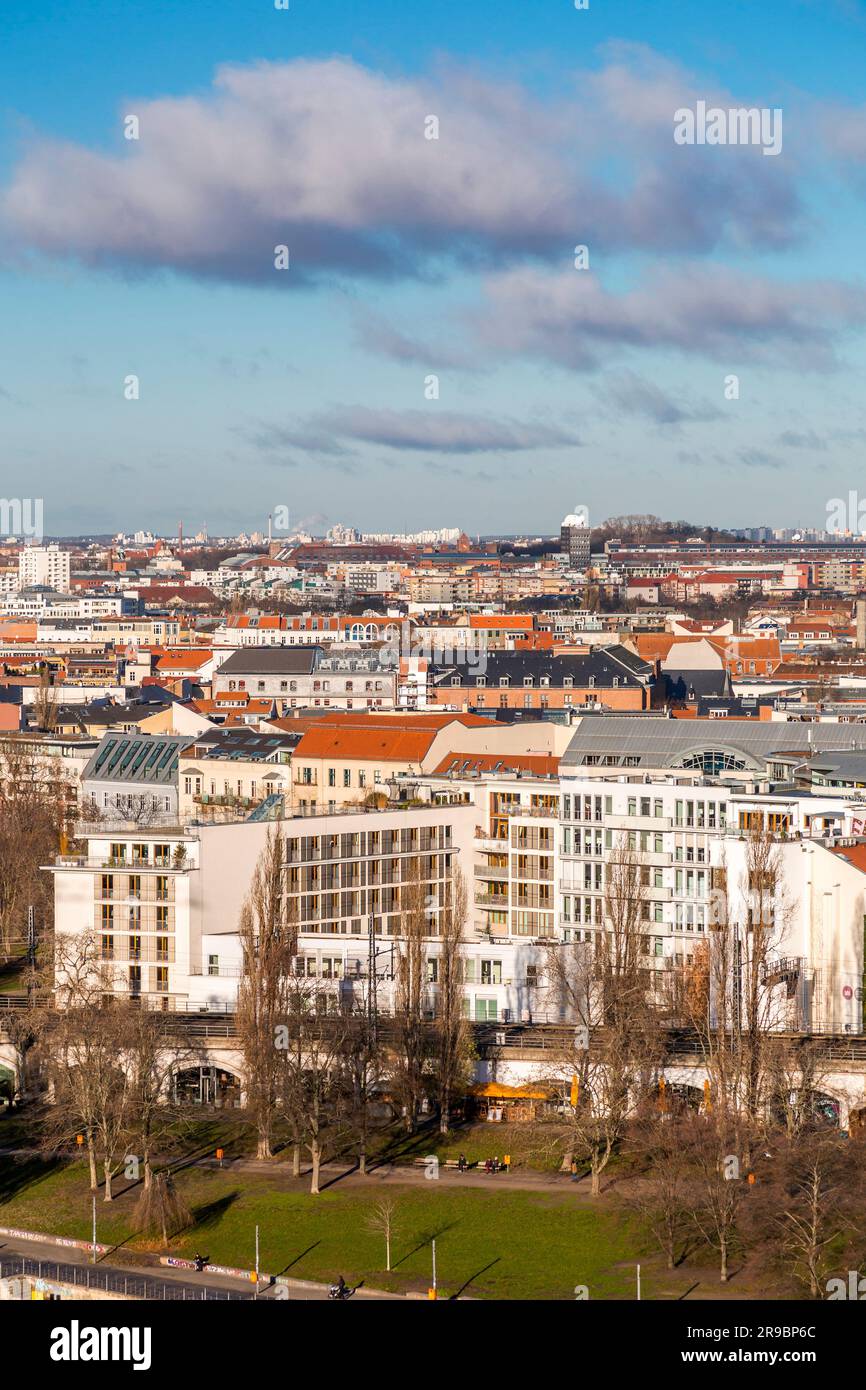 Berlin, Deutschland - 20. DEZ. 2021: Blick aus der Vogelperspektive auf Berlin, die deutsche ...