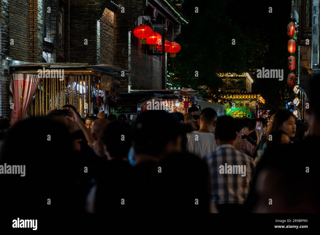 Chengdu, Sichuan, China, 04. Juni 2023: Menschen in der antiken Straße Jinli, Nachtszene; die ...