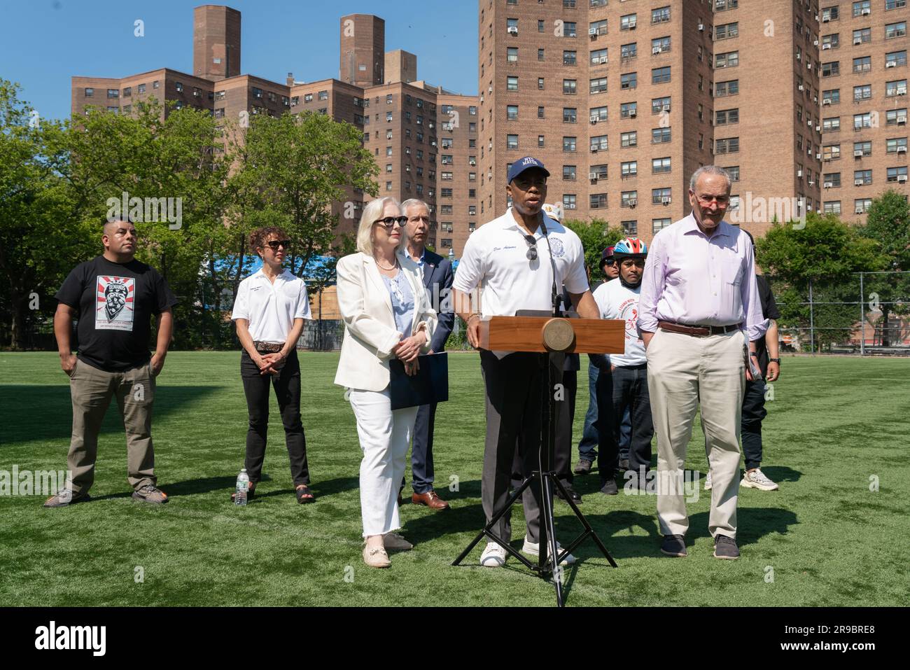 Mehrheitsführer Chuck Schumer, Senator Kirsten Gillibrand ...