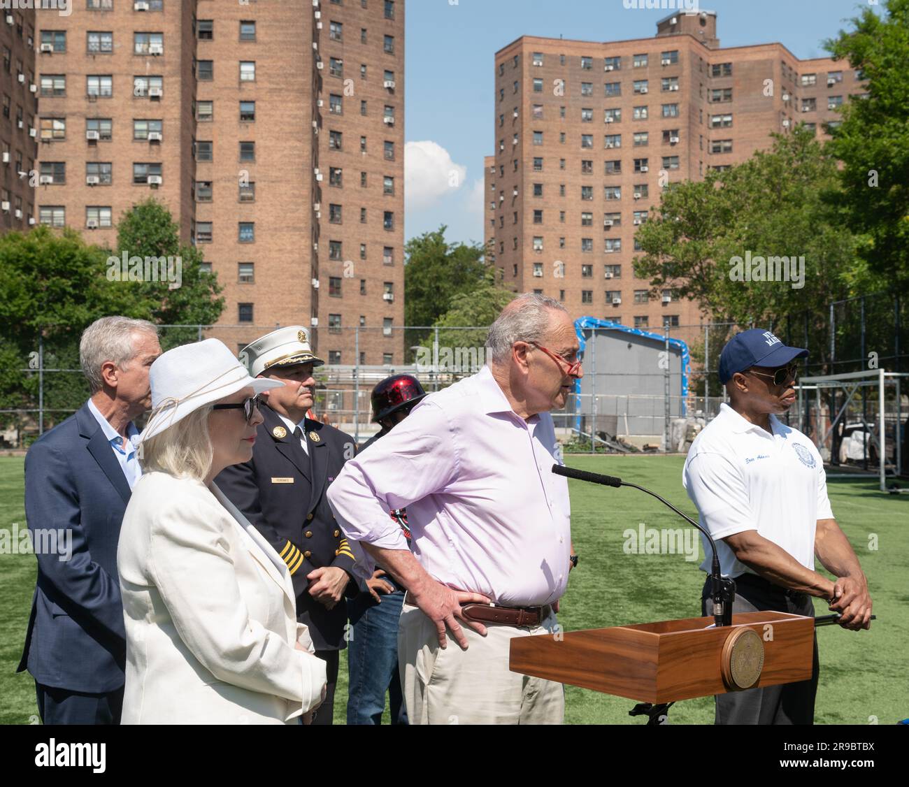 Mehrheitsführer Chuck Schumer, Senator Kirsten Gillibrand ...