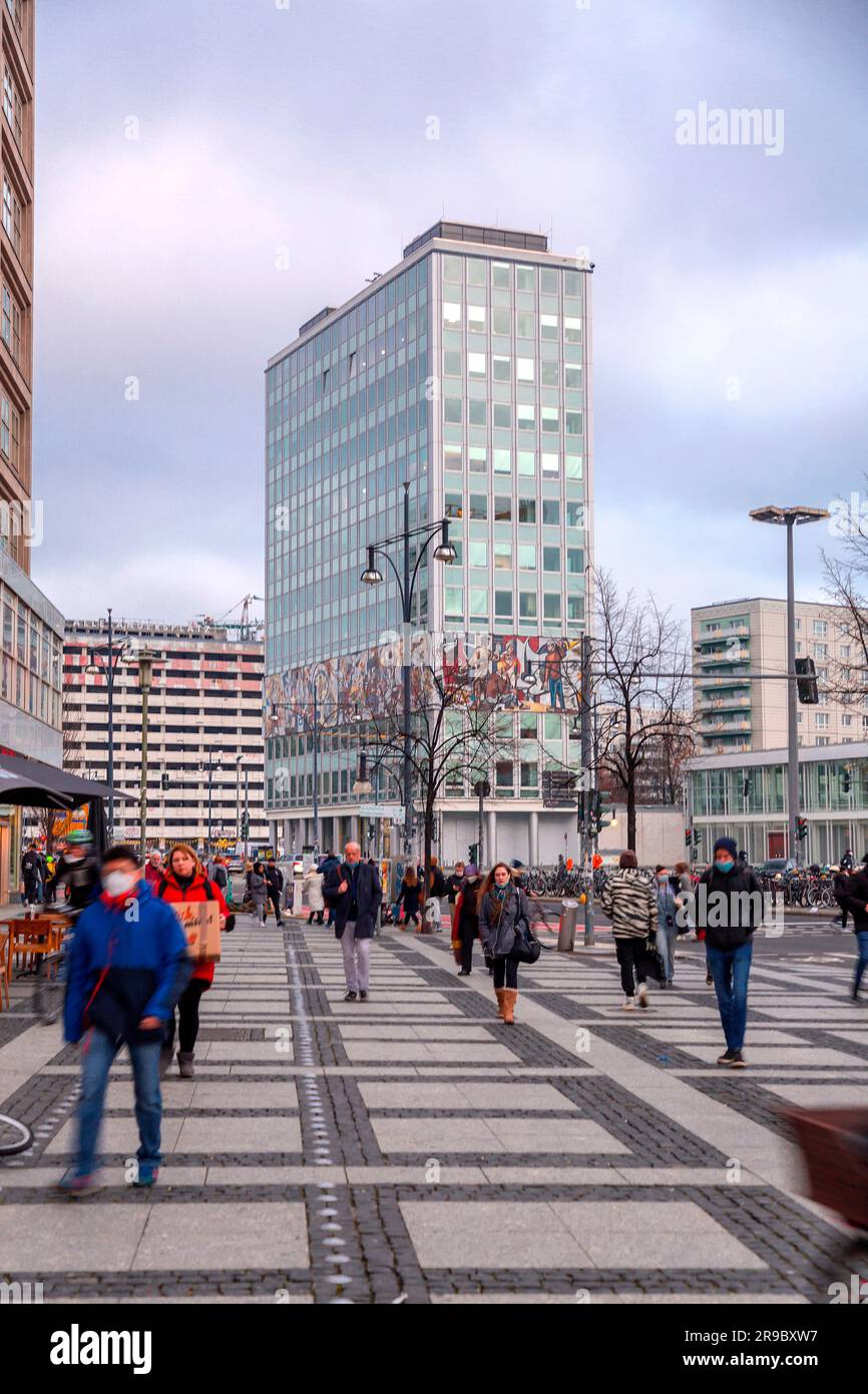 Berlin, Deutschland - 21. DEZ. 2021: Der Alexanderplatz ist ein großer ...