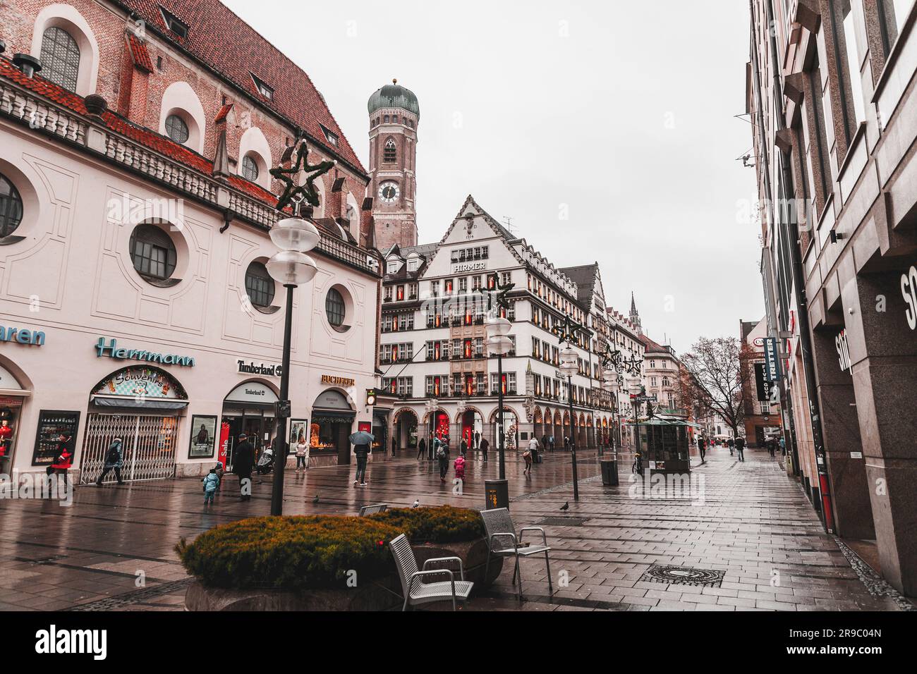 München, Deutschland - 26. DEZ. 2021: Blick von der Kaufinger Street ...