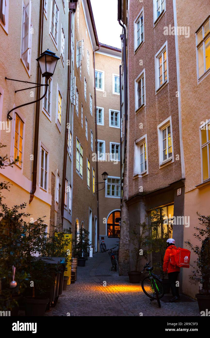 Salzburg, Osterreich - 27. Dezember 2021: Straßenblick und Gebäude in ...
