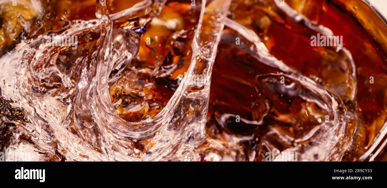 Cola und Eis spritzen, Cola Limo und Eis spritzen, sprudeln oder ...