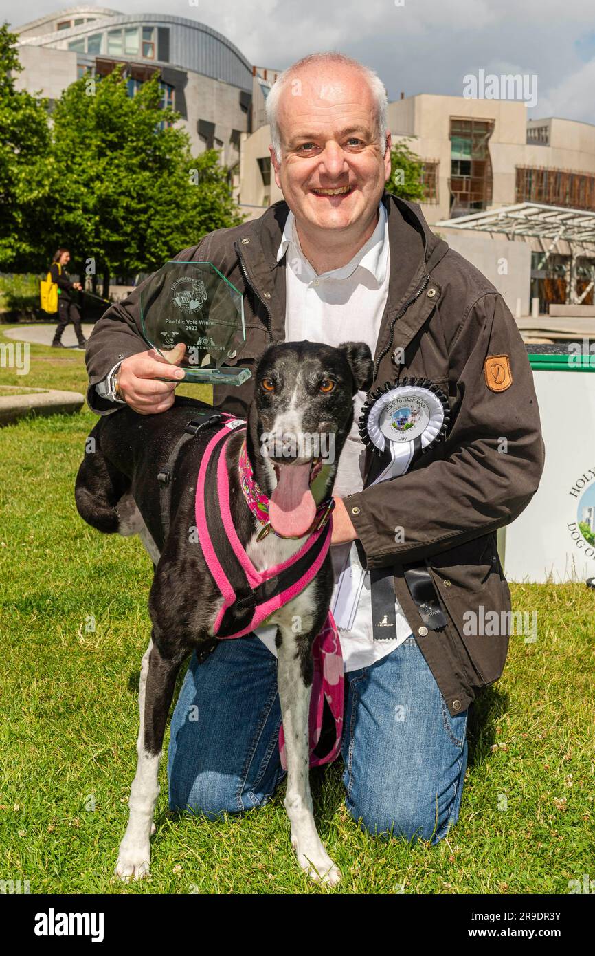 EDITORIAL USE ONLY Joy, der Greyhound, mit Mark Ruskell MSP, wird als ...