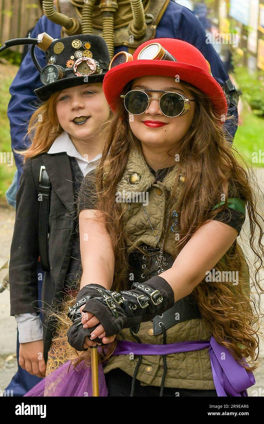 Steampunk kinder -Fotos und -Bildmaterial in hoher Auflösung – Alamy