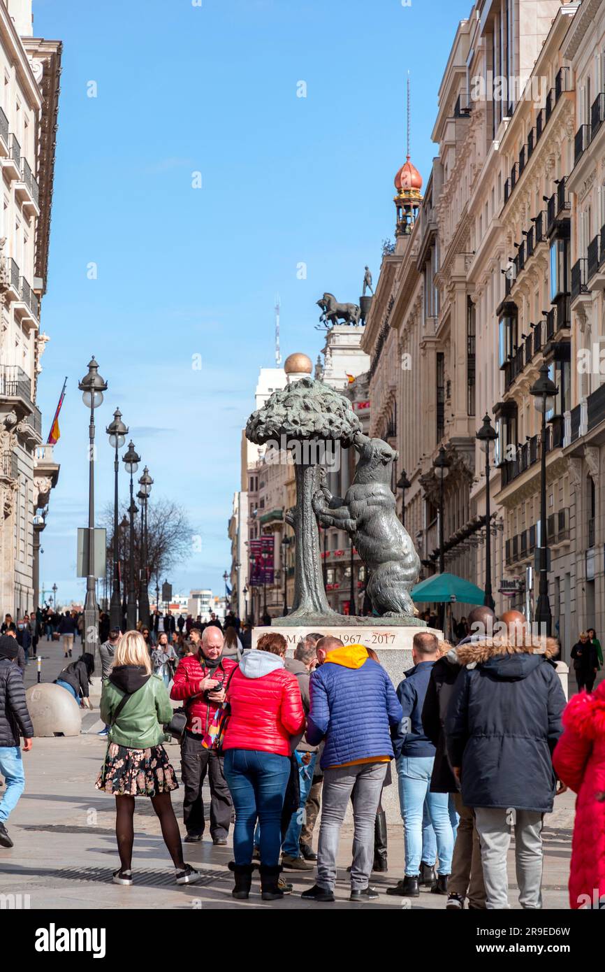 Madrid, Spanien - 19. FEBRUAR 2022: Die Bärenstatue und der Erdbeerbaum ...