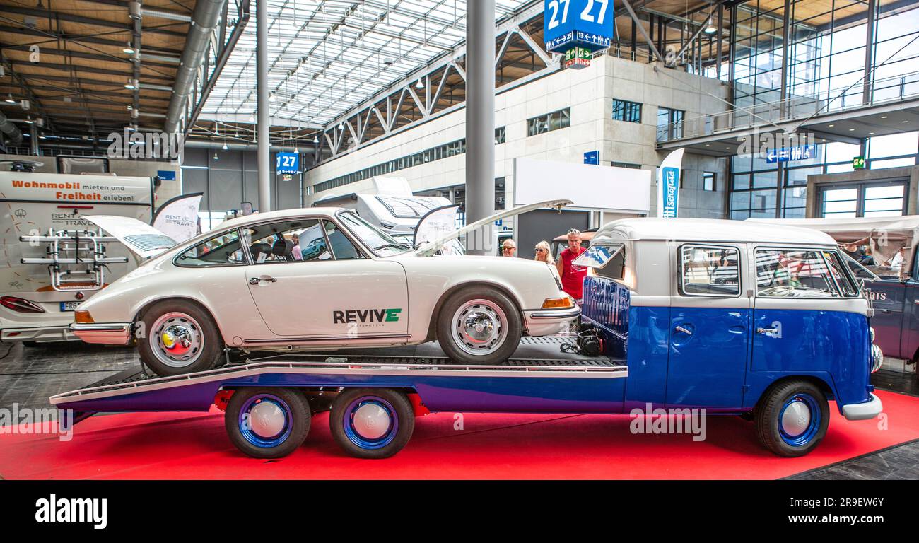 Porsche 911 auf einem VW Bus T1 Autotransporter aus den 60er Jahren ...