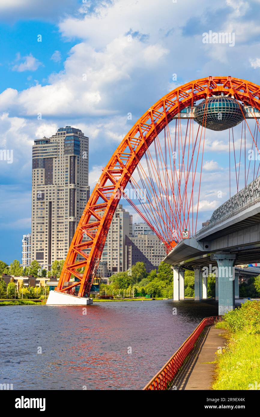 Moskau, Russland - 07. Juni 2023: Malerische Brücke über den Fluss ...