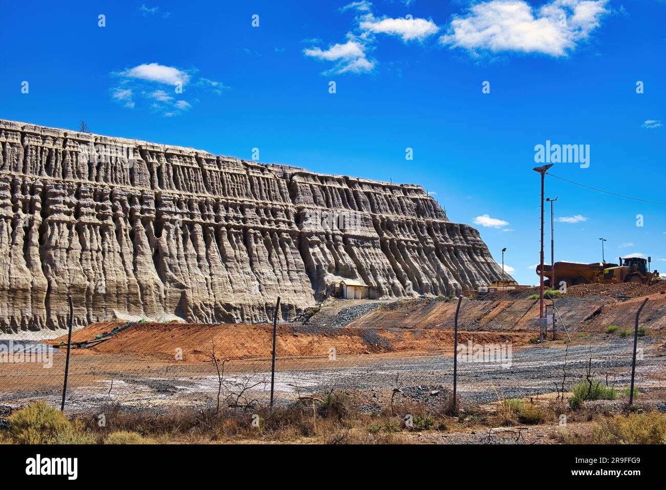 Die Mauern der riesigen Berghütte der Central Norseman Gold Mine in ...