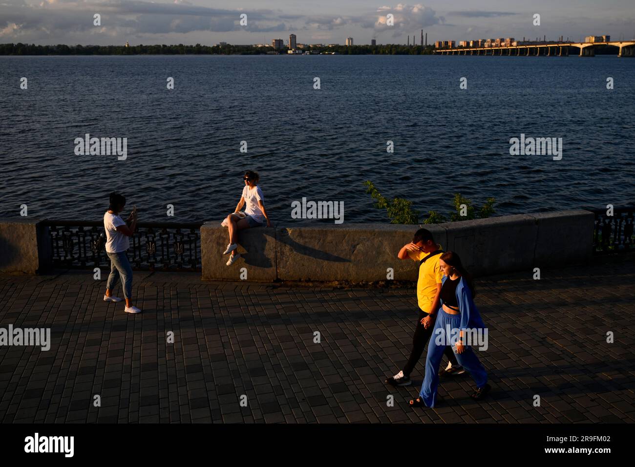 Dnipro, Ukraine. 26. Juni 2023. Menschen werden am Ufer des Dnieper River gesehen, am 26. Juni ...