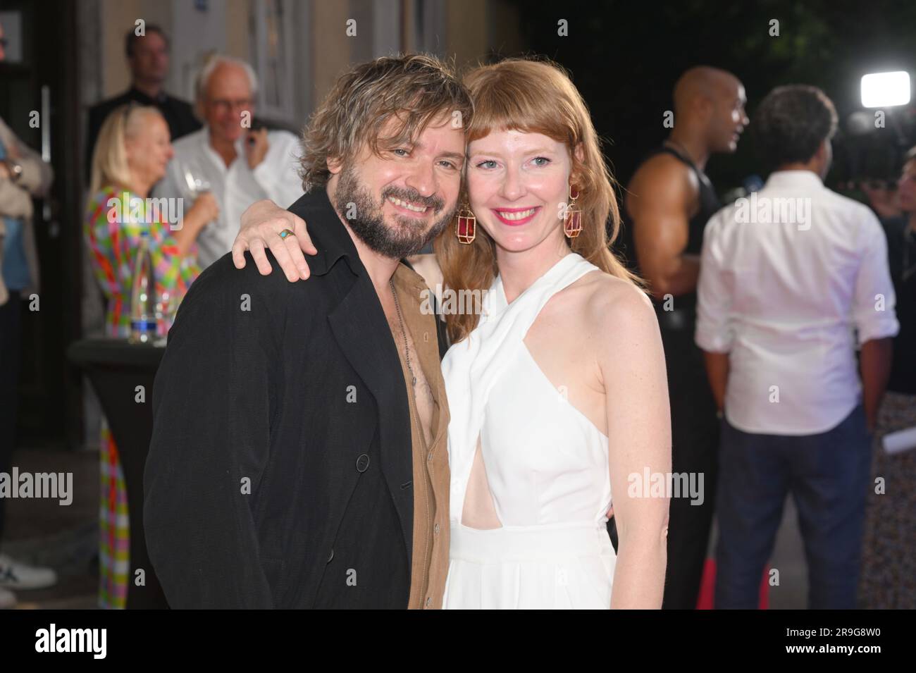München, Deutschland. 26. Juni 2023. Die Schauspieler Daniel Christensen (l) und Sarah Bauerett ...