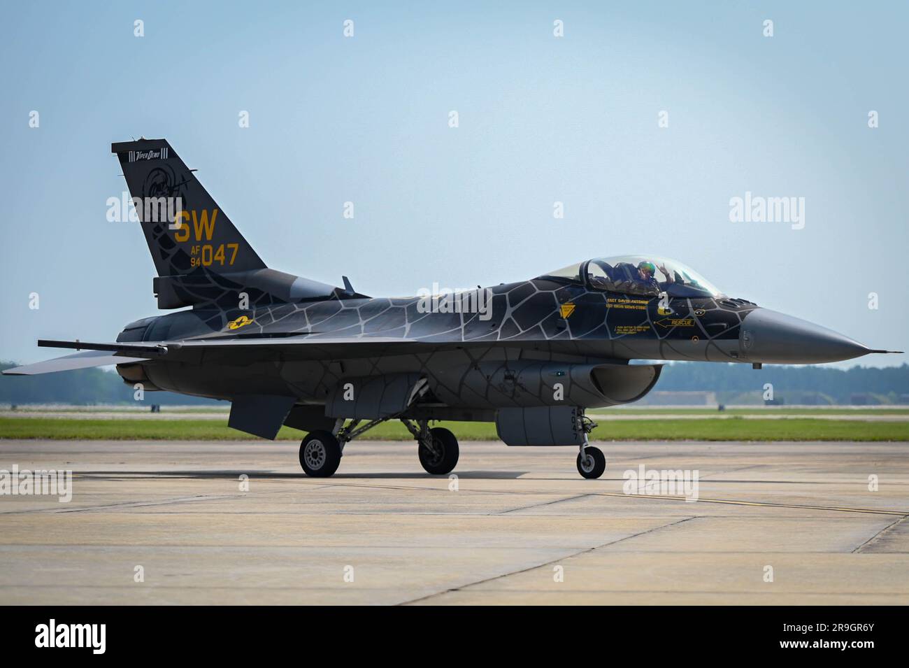 USA Air Force Capt. Aimee ‚Rebel‘ Fiedler, F-16 Viper ...