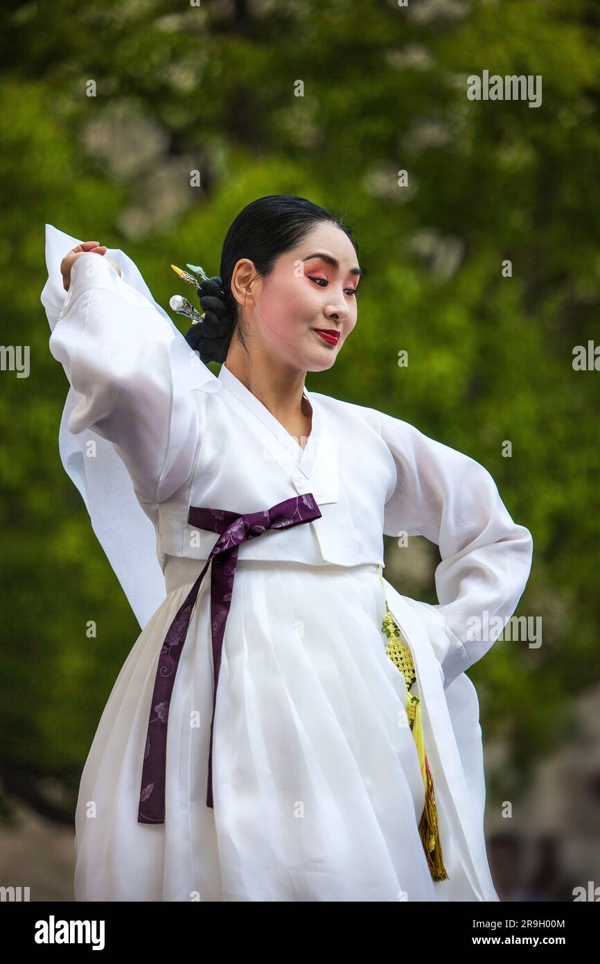 Korean traditional dancer -Fotos und -Bildmaterial in hoher Auflösung ...