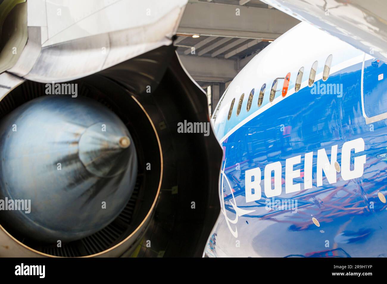 Das Boeing Logo und eine der Triebwerke des ersten Testflugzeugs Boeing ...