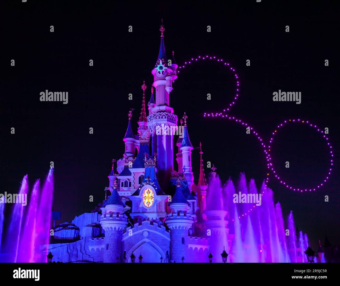 Paris, Frankreich - 02. Juni 2023: Beleuchtetes Schloss zum 30 ...