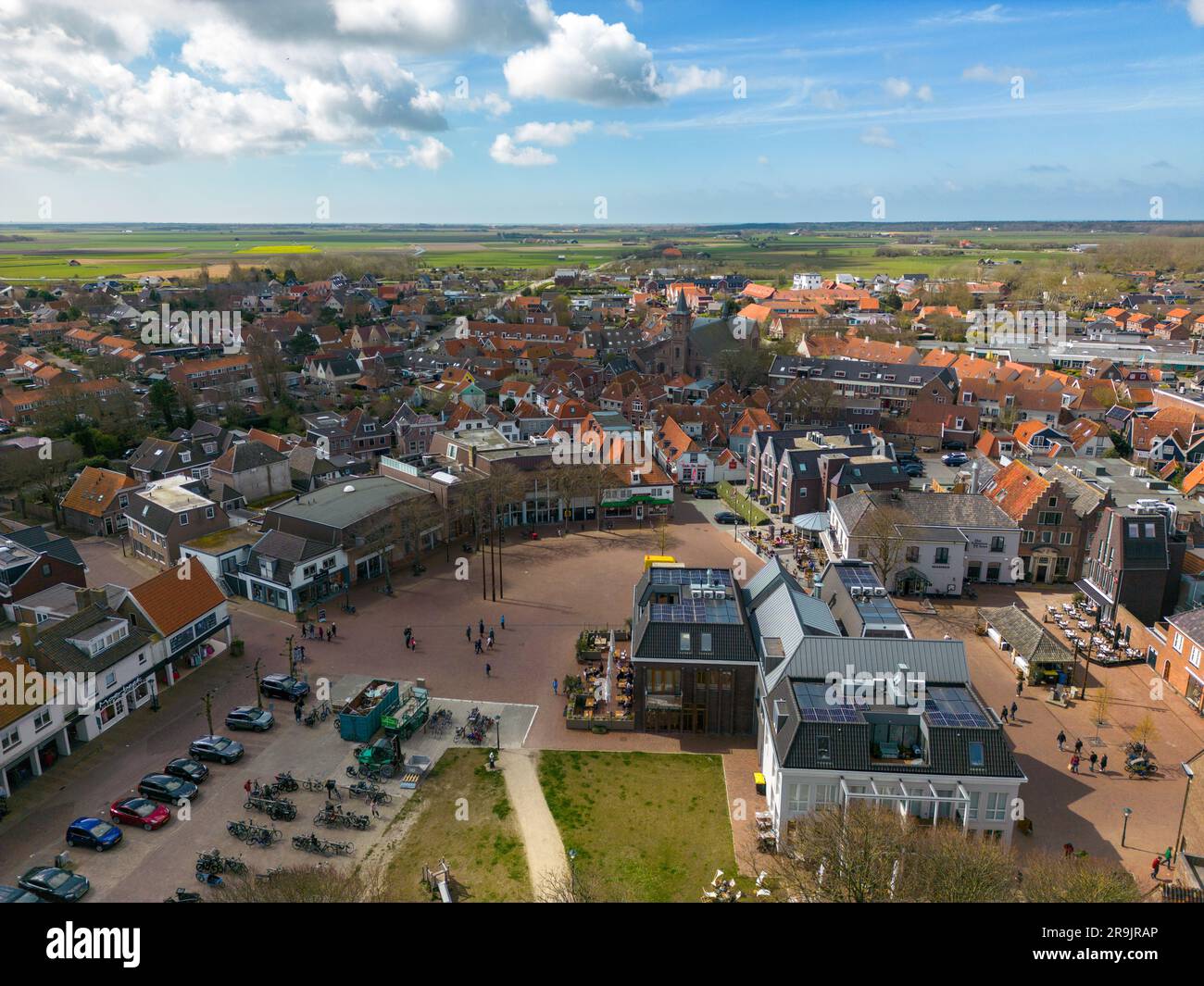 Luftdrohnenfoto des Stadtzentrums von Den Burg. Den Burg ist die größte ...